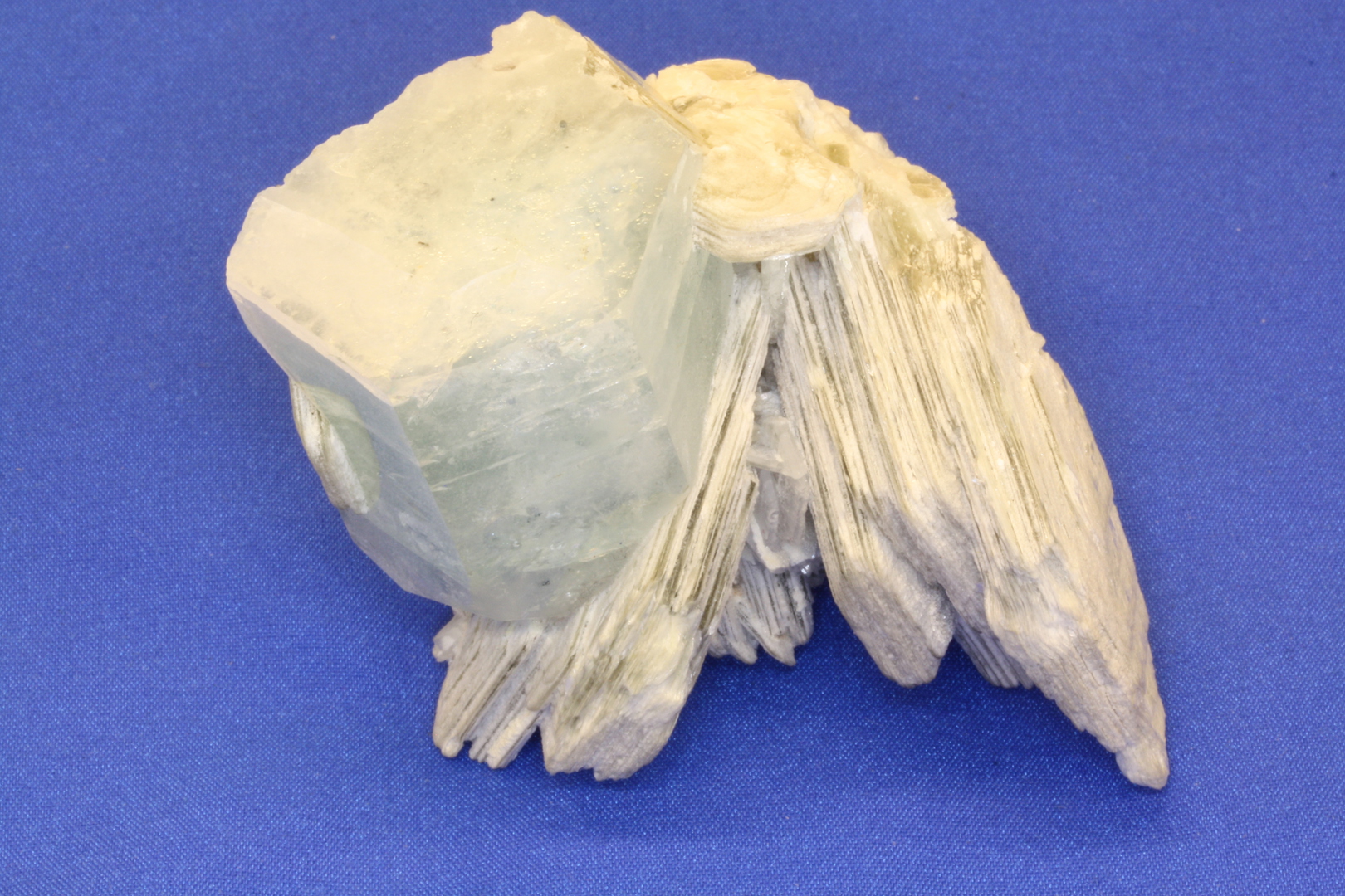 Aquamarin og muskovitt 185g 5x5cm fra Chumar Bakhoor i Pakistan ...