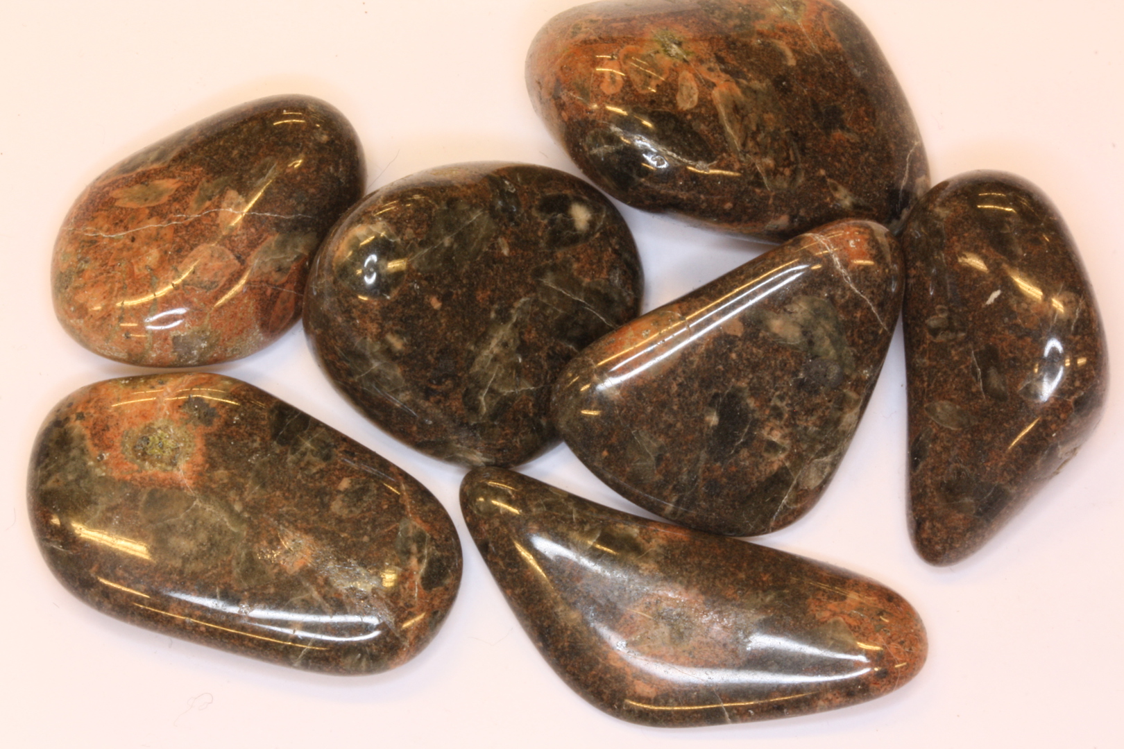 Porfyr epidot polert ca 3cm fra Andebu – Steinhaugenmoss