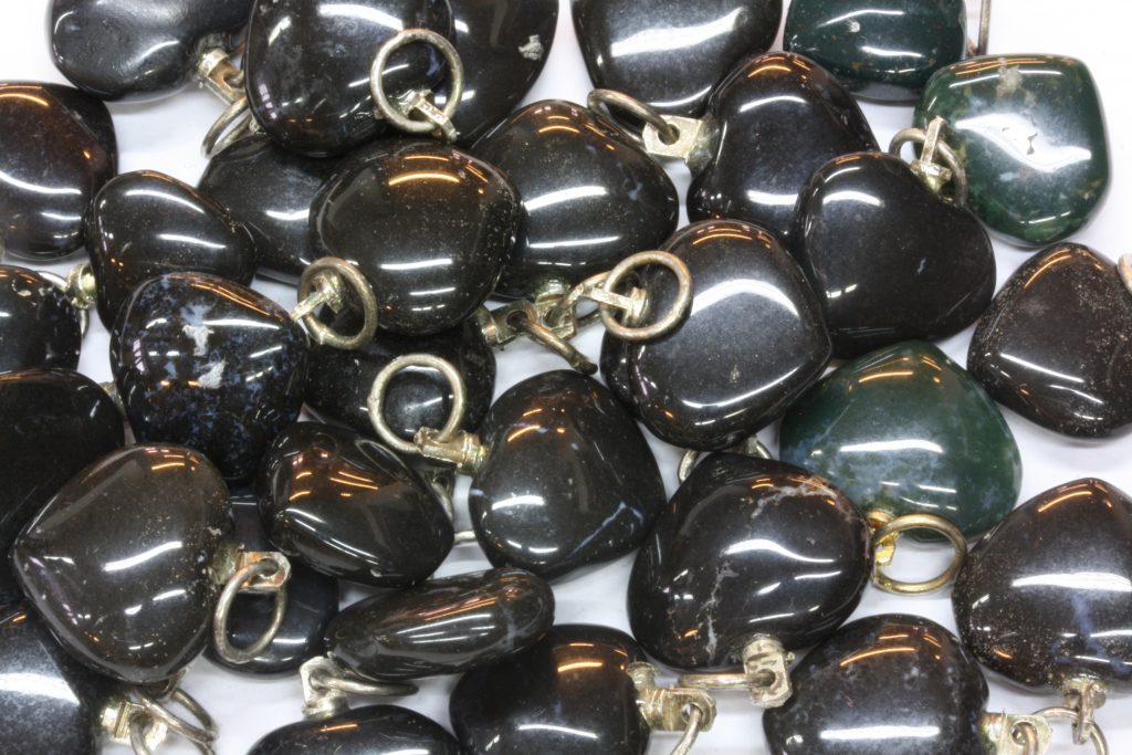 Agat Mose mørk hjerteanheng ca 16mm og 5mm tykk – Steinhaugenmoss